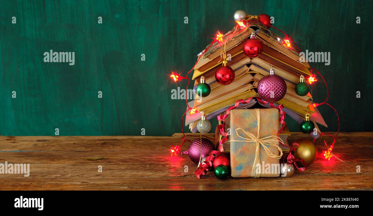 Christmas tree and books hi-res stock photography and images - Alamy