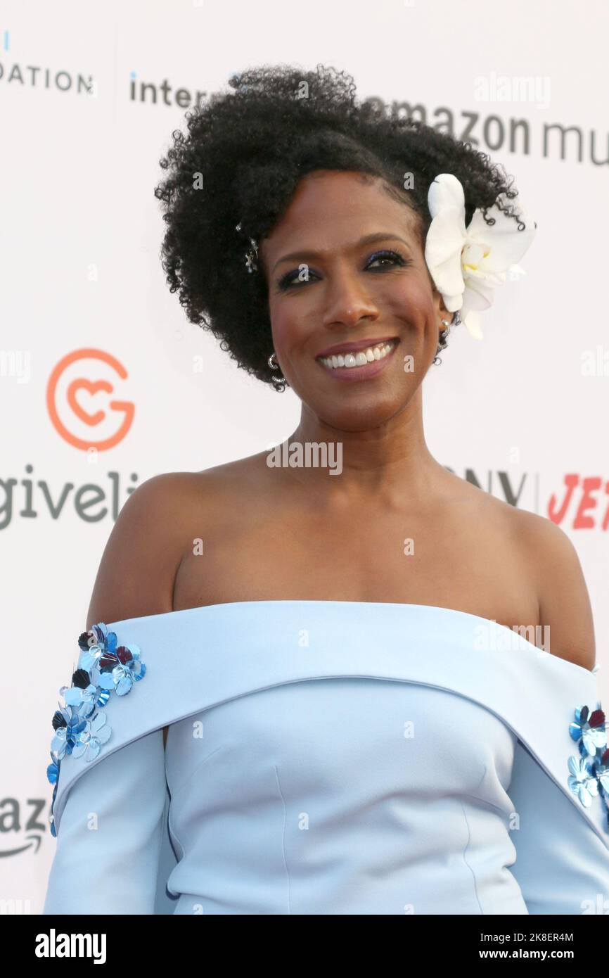 LOS ANGELES - OCT 22: Cara Sabin at the 5th Annual Wearable Art Gala at ...