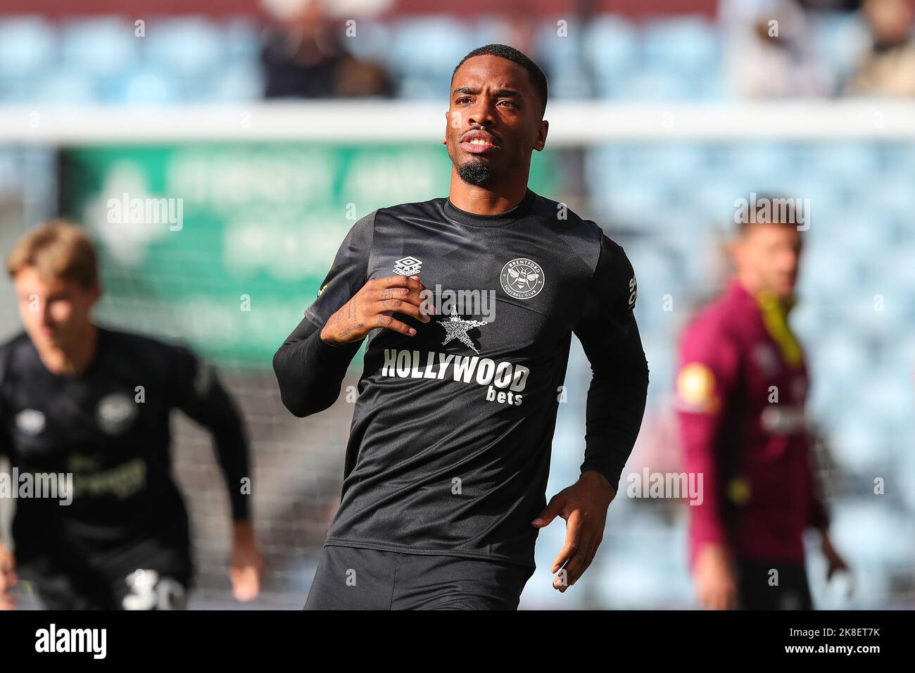 Ivan Toney #17 of Brentford warms up ahead of the Premier League match ...