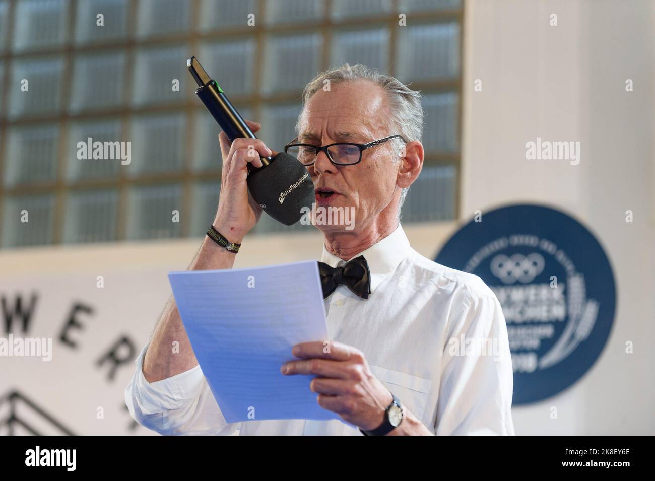 Boxing ring announcer hi-res stock photography and images - Alamy
