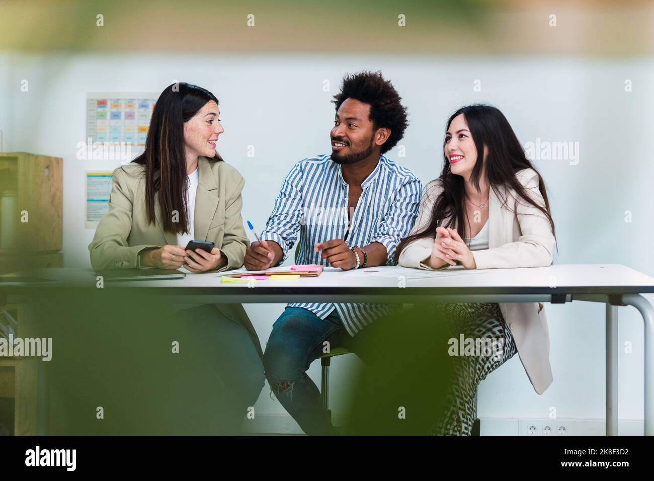 Group colleagues sitting table hi-res stock photography and images - Alamy