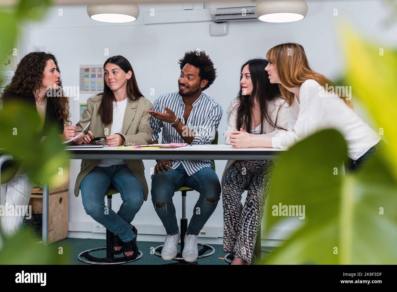 Talking team hi-res stock photography and images - Alamy