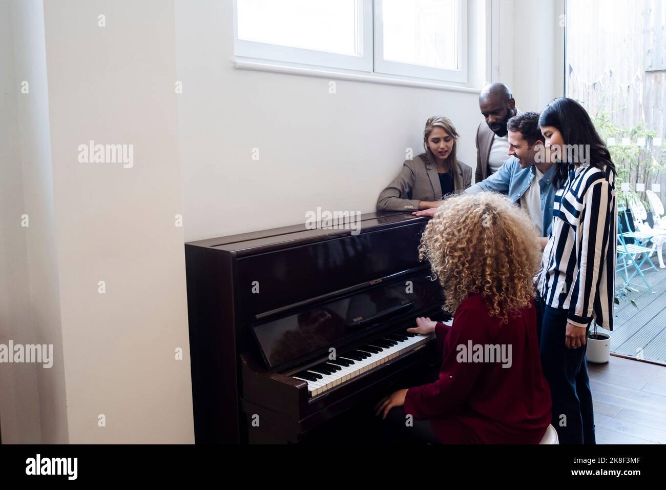 Singing playing piano hi-res stock photography and images - Alamy