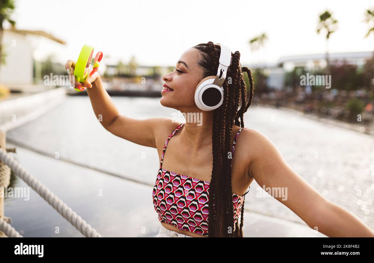 Women hand electric fan hi-res stock photography and images - Alamy