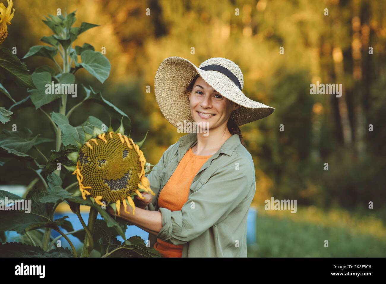 Green smiley smiling face hi-res stock photography and images - Alamy