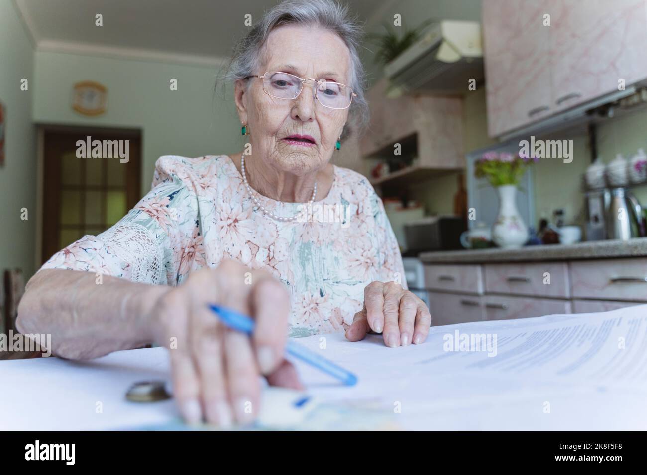 Money paperwork hi-res stock photography and images - Alamy
