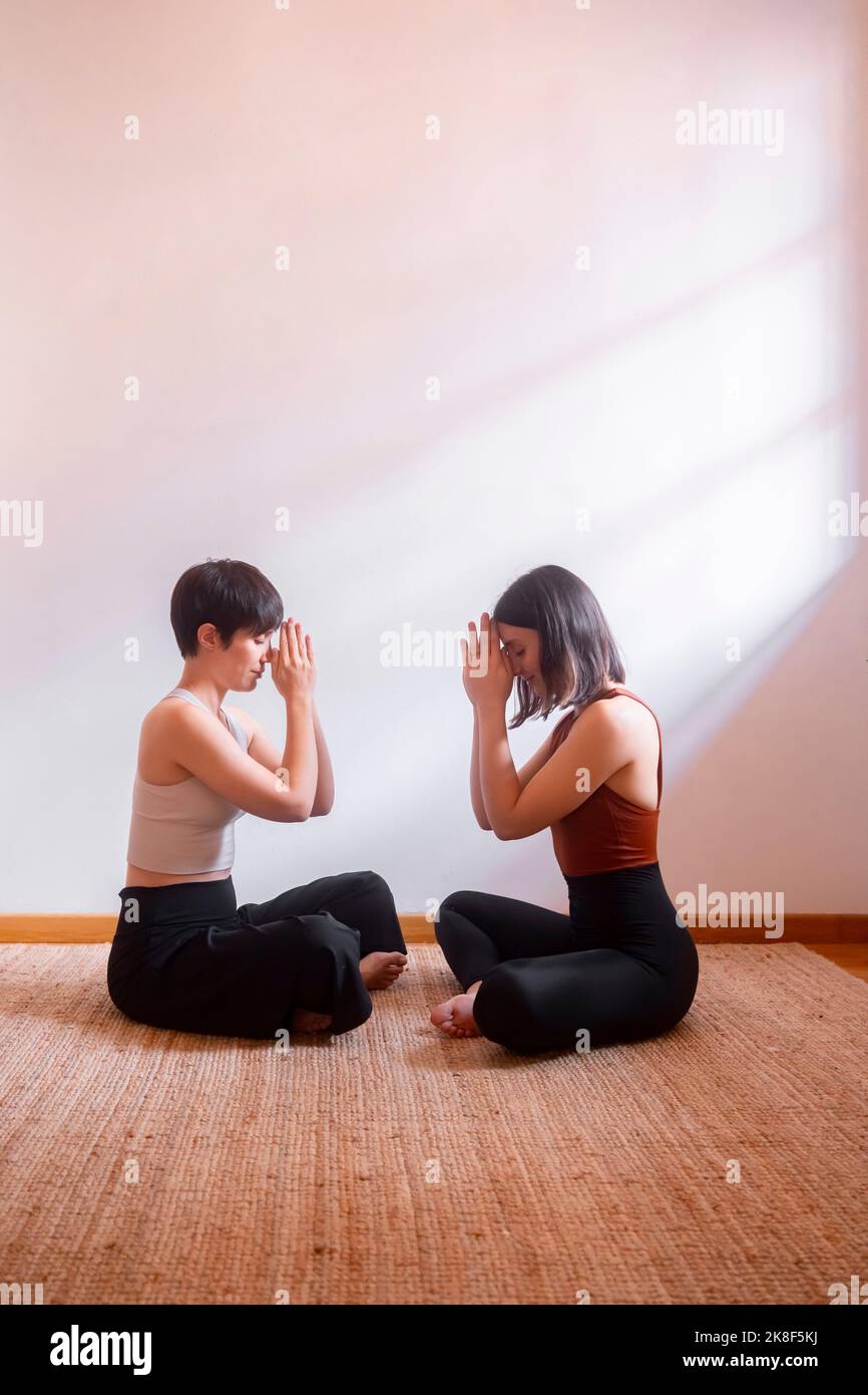 Pose together in front of hi-res stock photography and images - Alamy