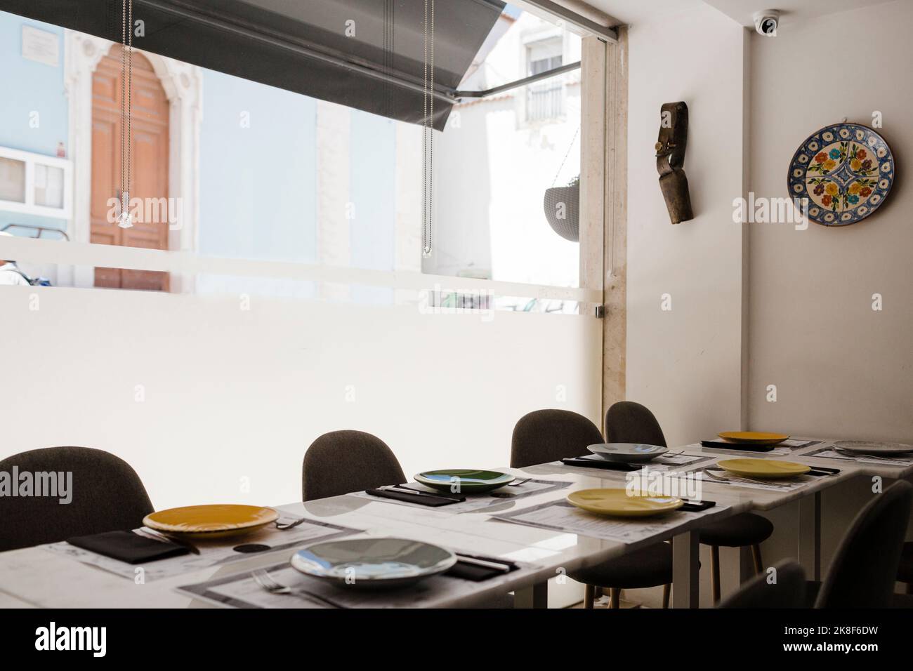 Empty plates hi-res stock photography and images - Alamy