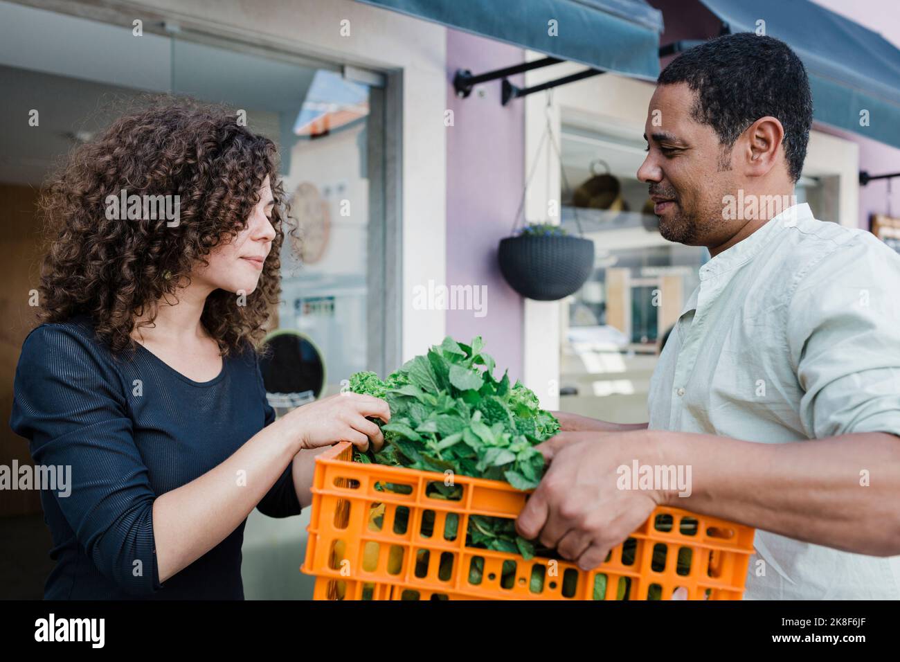 Restaurant delivery crate hi-res stock photography and images - Alamy