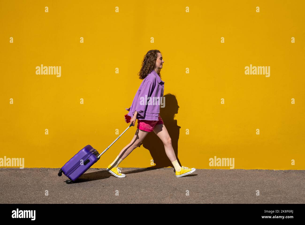 Pulling luggage hi-res stock photography and images - Alamy