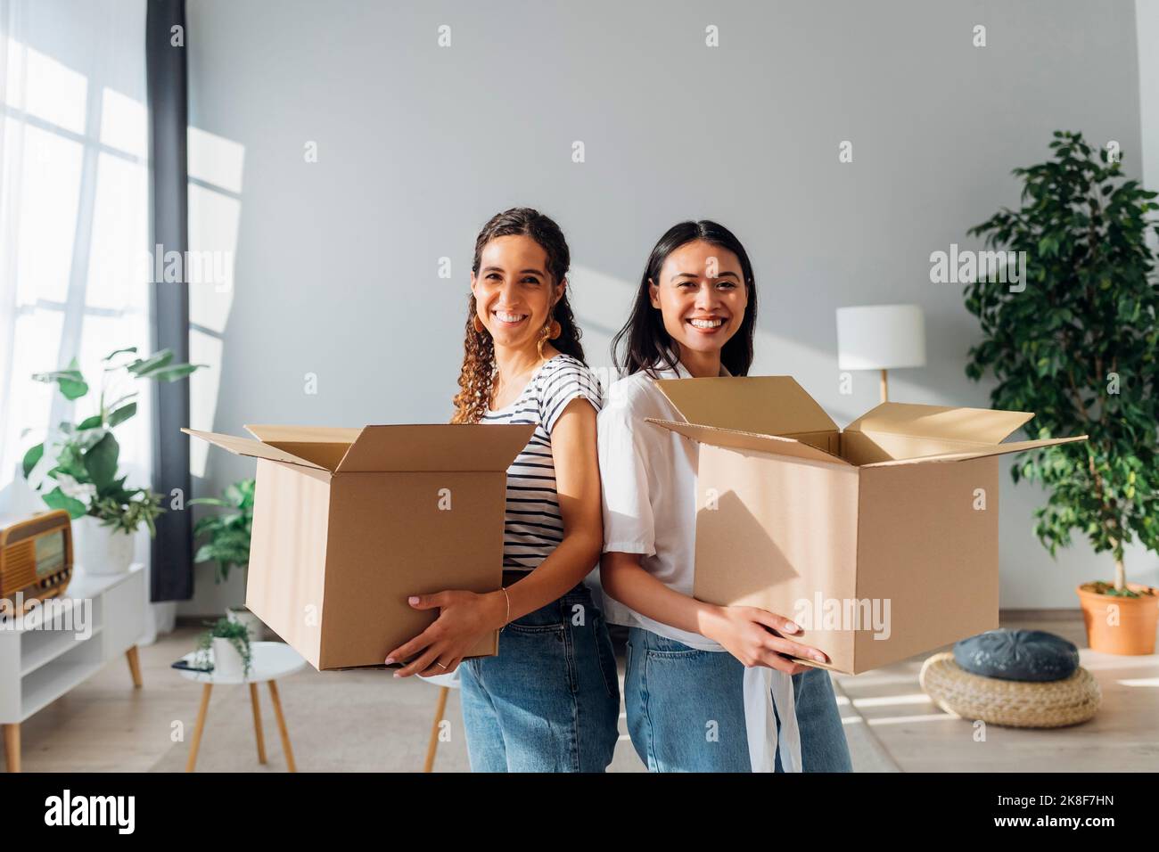 Group of people moving house hi-res stock photography and images - Alamy