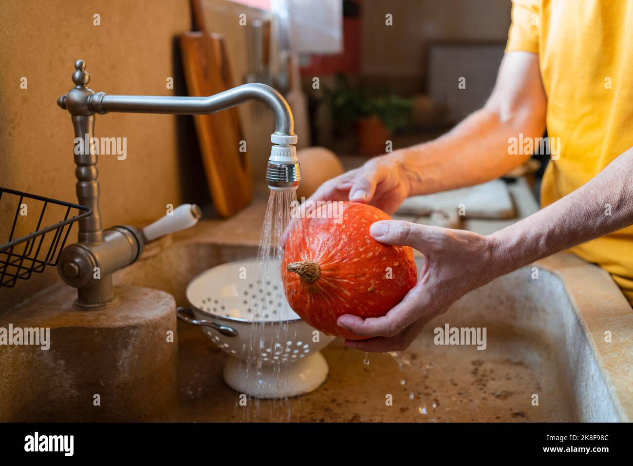 Hands pumpkin hi-res stock photography and images - Alamy