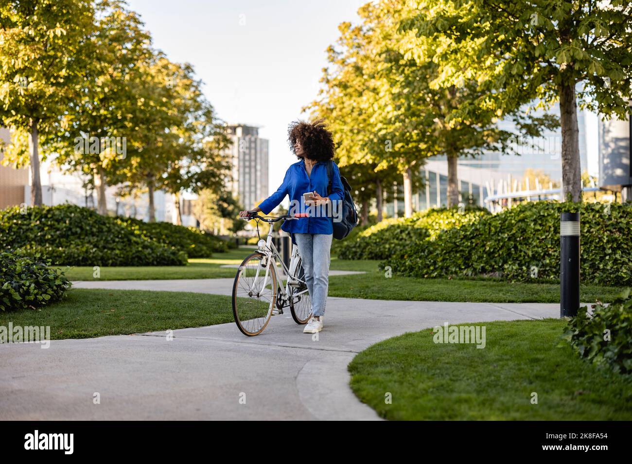 Mobile phone smiling walking hi-res stock photography and images - Alamy