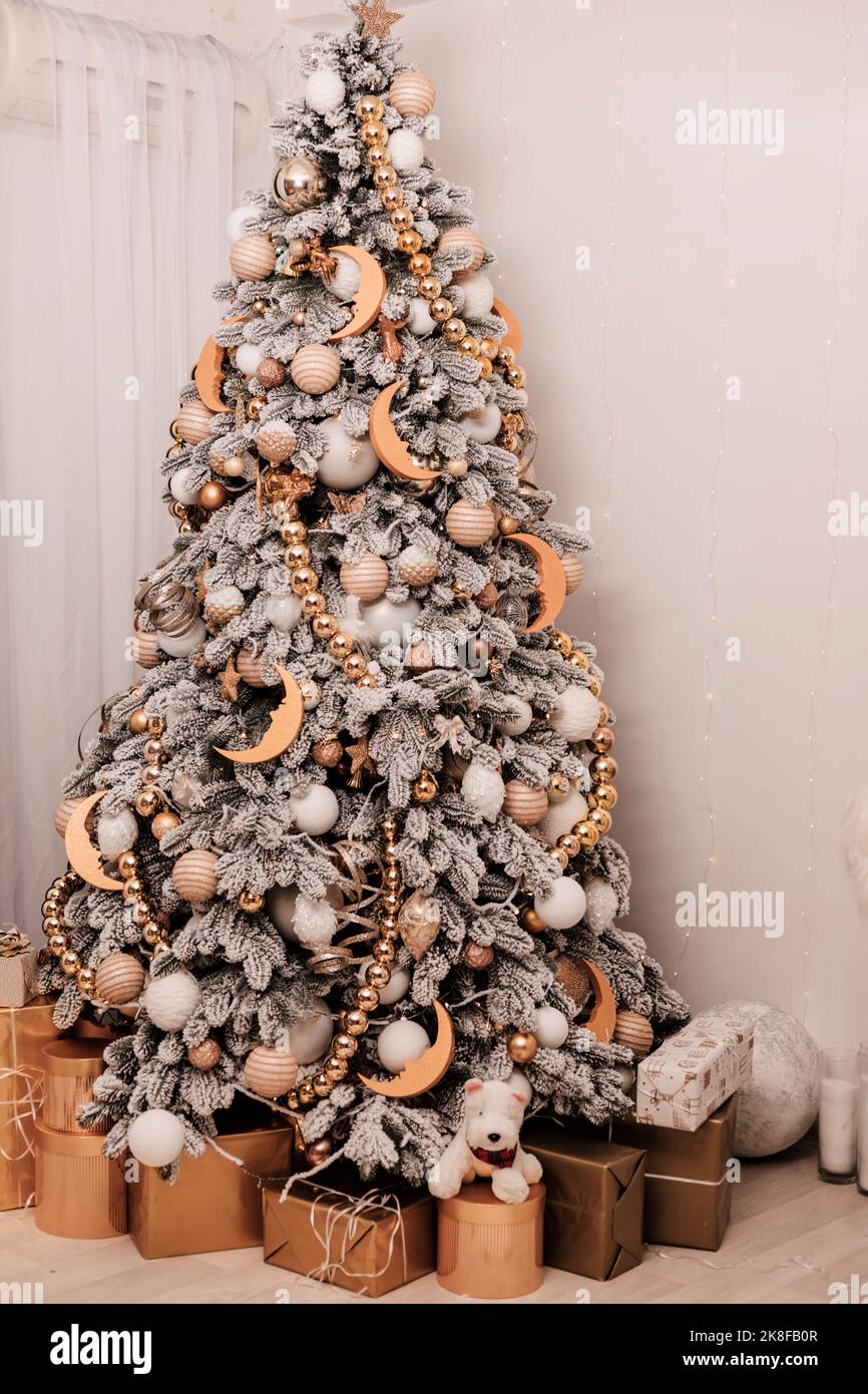 Big beautiful Christmas tree near the window. Christmas Eve at Home ...