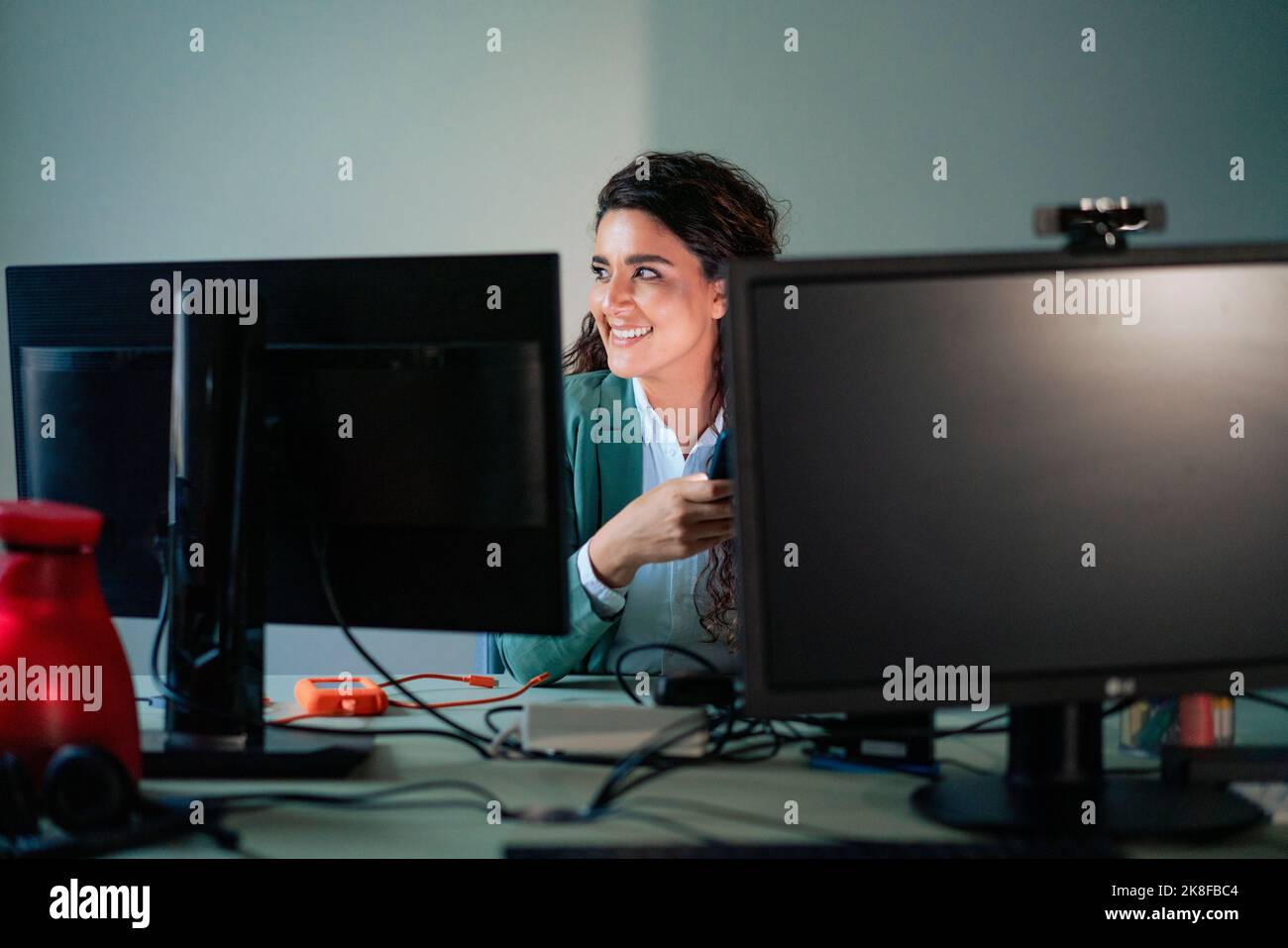 Sitting computer desk hi-res stock photography and images - Alamy