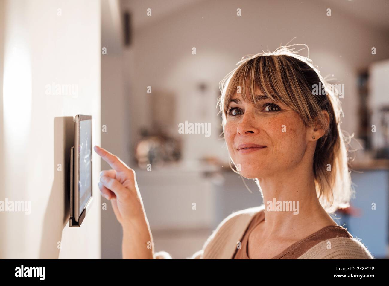 Smart home app hi-res stock photography and images - Alamy