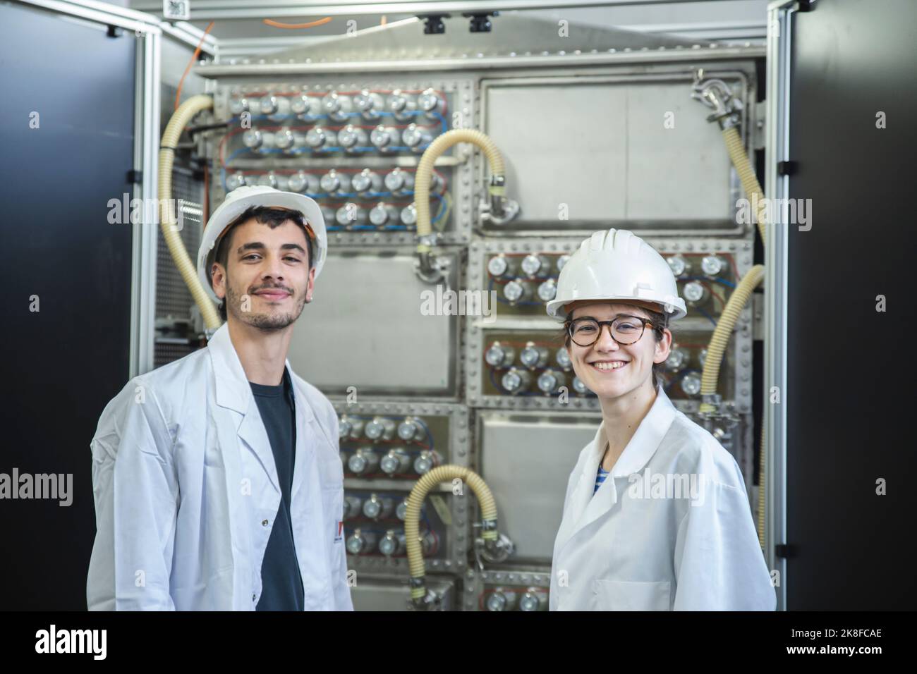 Female engineers smiling hi-res stock photography and images - Alamy