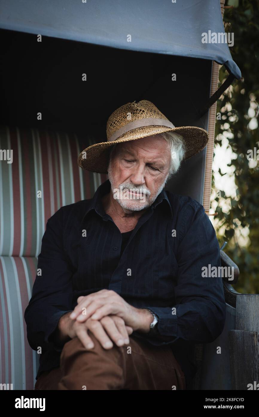Man hat sad hi-res stock photography and images - Alamy