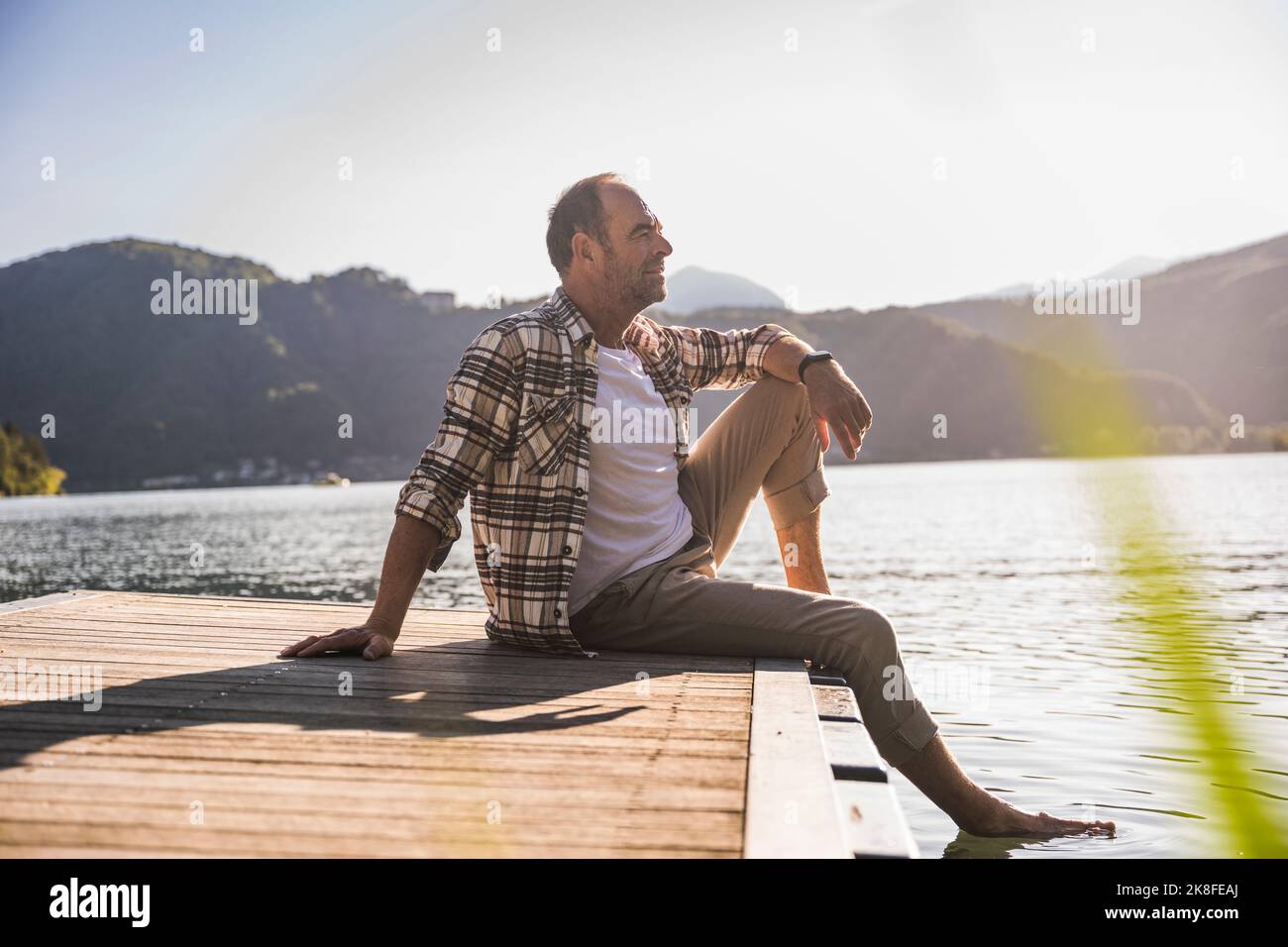 Man sitting jetty looking lake hi-res stock photography and images - Alamy