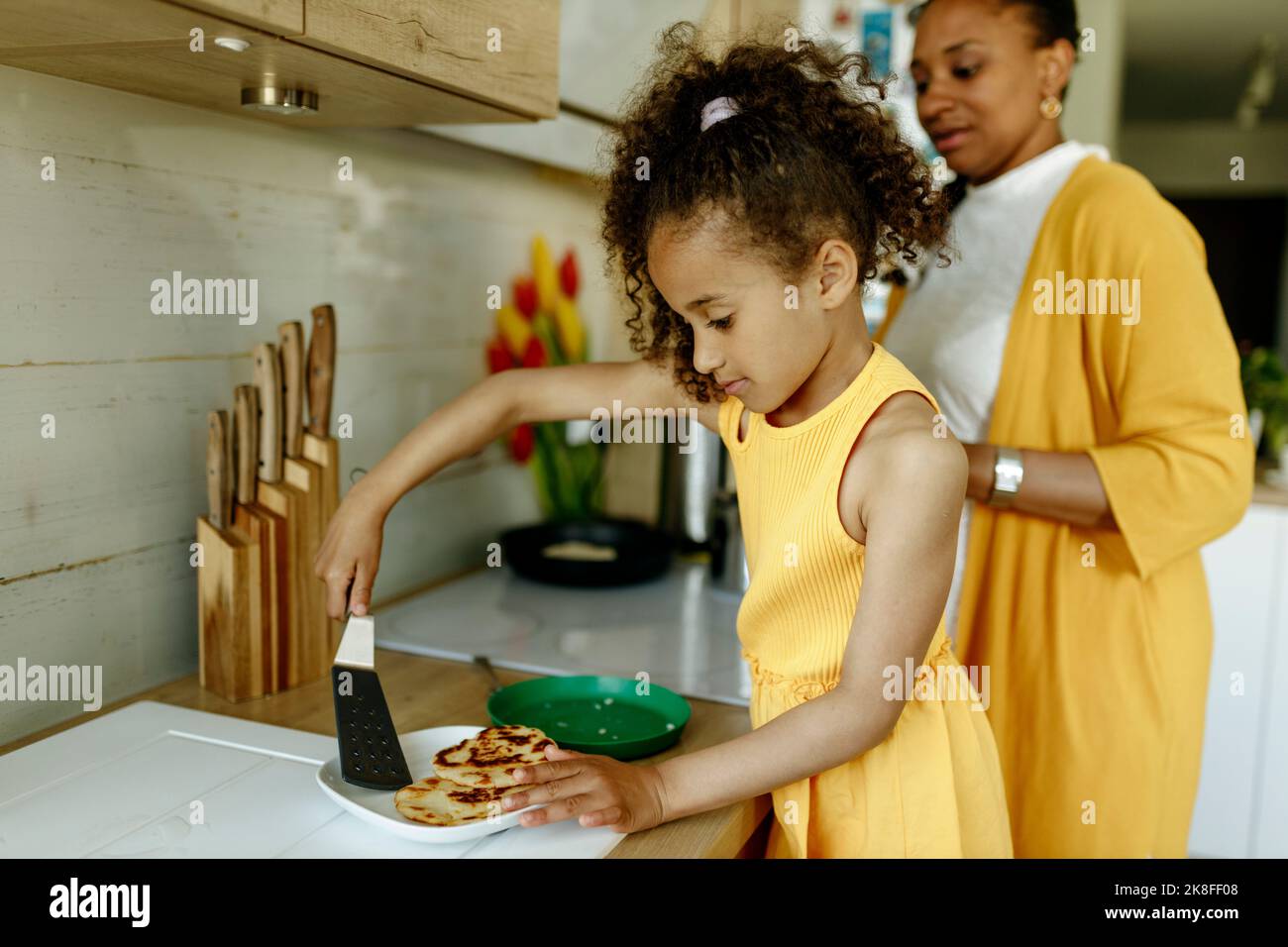 Female mother cooking hi-res stock photography and images - Alamy