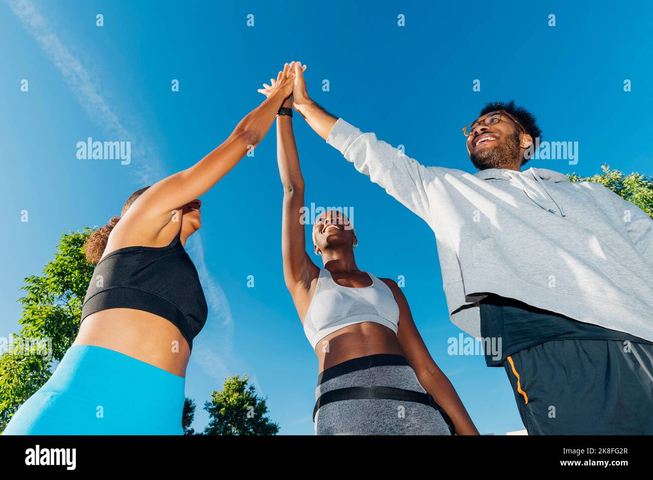 Basketball players high five hi-res stock photography and images - Alamy