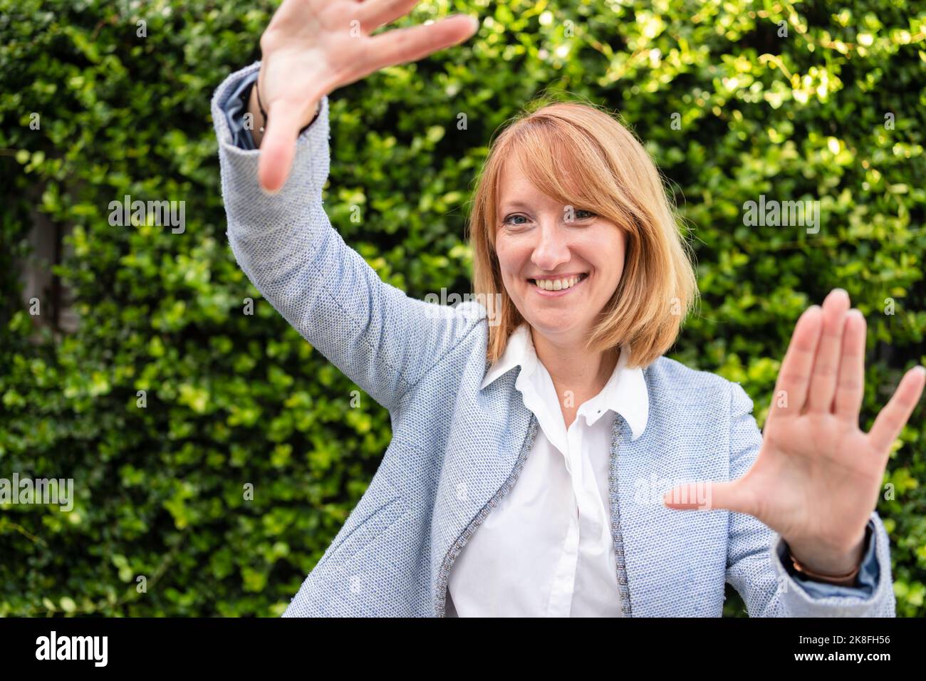 Frame in garden hi-res stock photography and images - Alamy