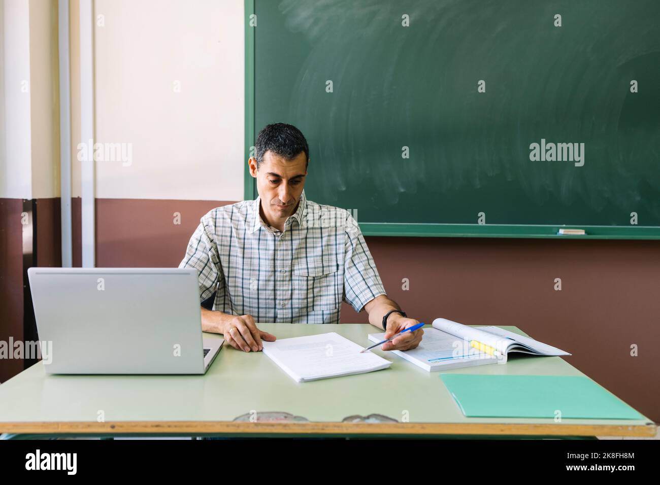 Professor sitting classroom hi-res stock photography and images - Alamy