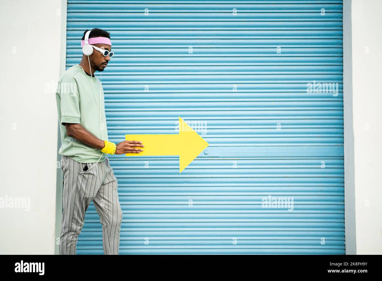 Yellow man and yellow arrow hi-res stock photography and images - Alamy