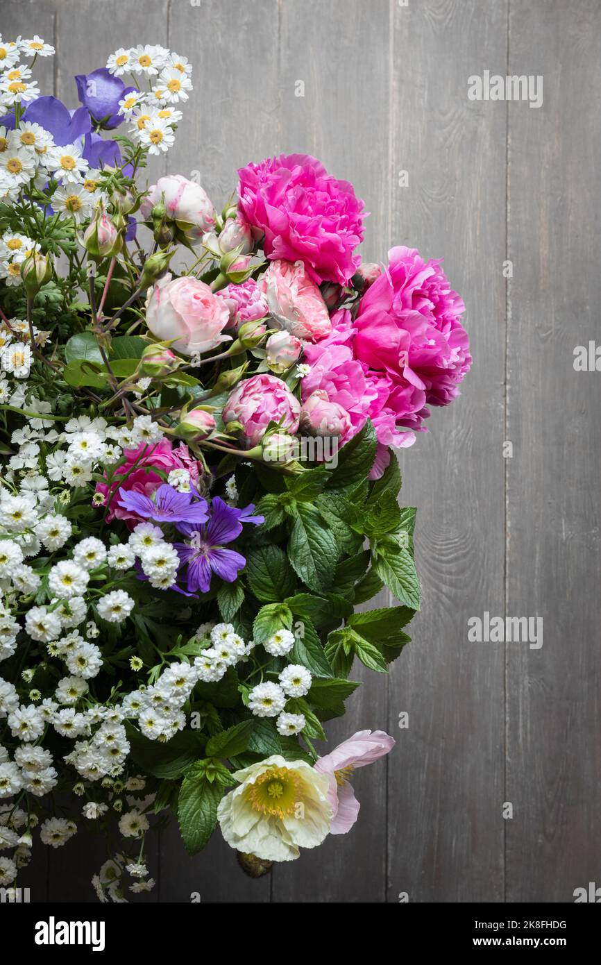 Bouquet of seasonal flowers from garden Stock Photo - Alamy