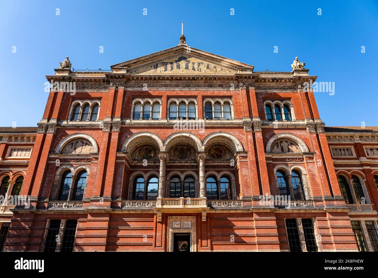 Exterior victoria albert museum hi-res stock photography and images - Alamy