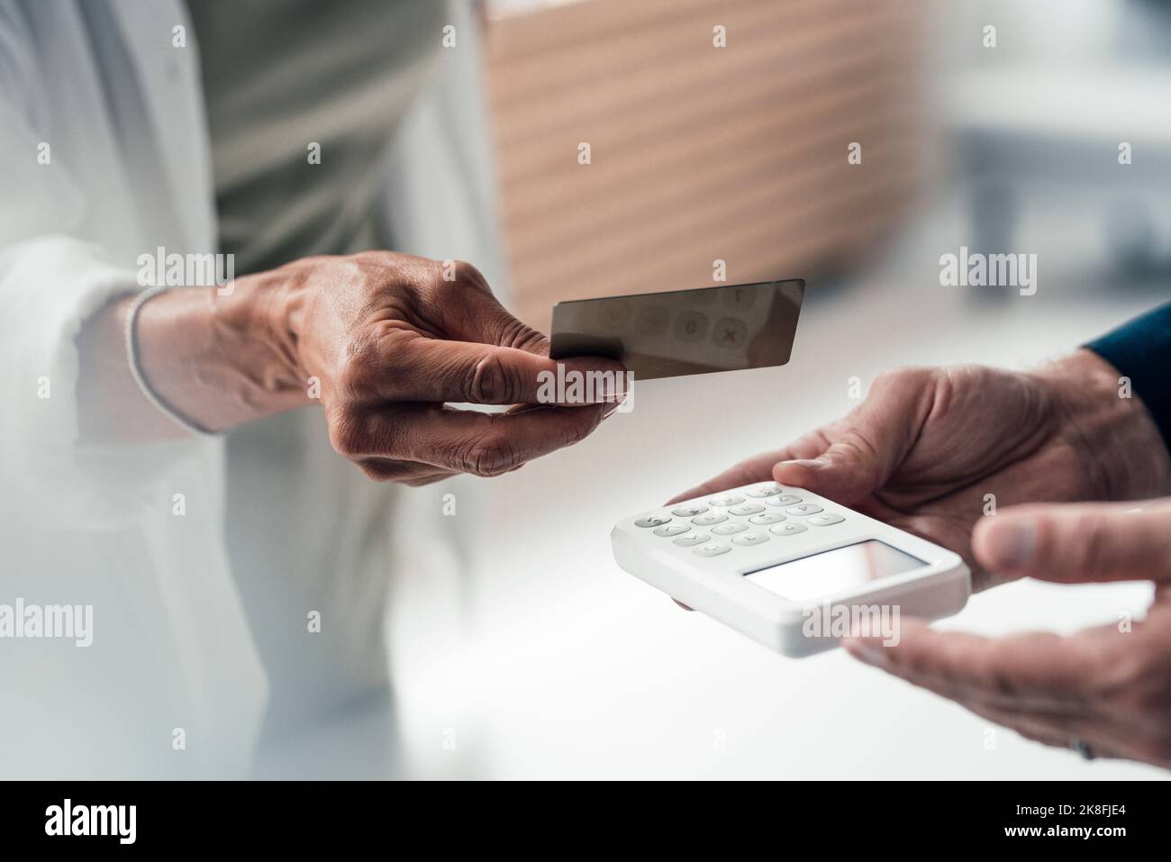 Hand of woman paying via credit card Stock Photo - Alamy