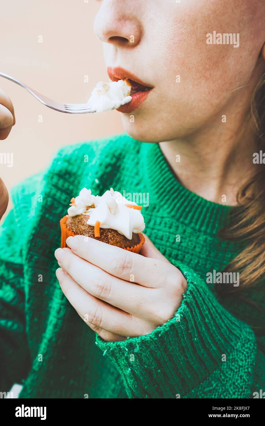 Woman icing hi-res stock photography and images - Alamy