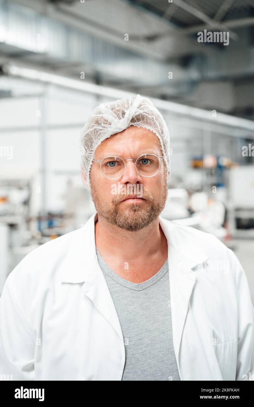 Man wearing lab coat and eyeglasses at industry Stock Photo - Alamy