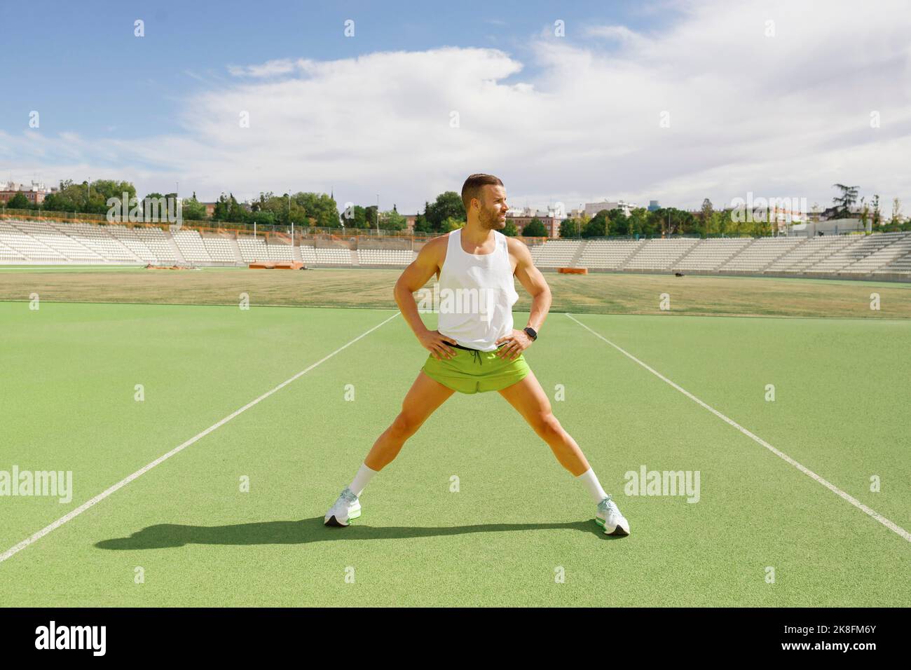 Legs wide apart hi-res stock photography and images - Alamy