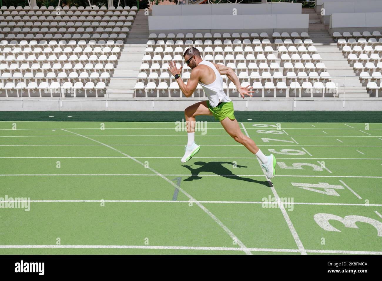 Man running track hi-res stock photography and images - Alamy