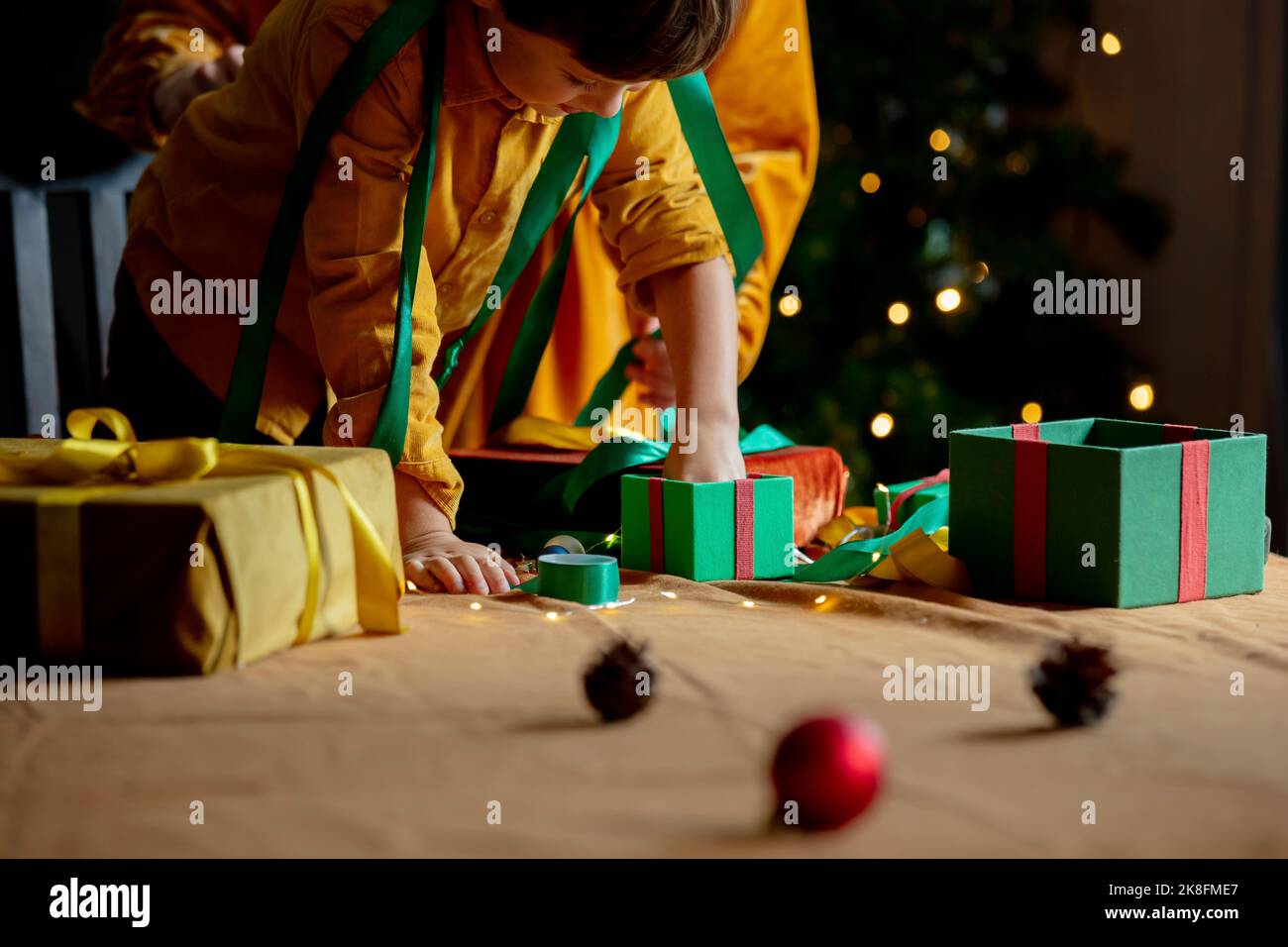 Wrapping table hi-res stock photography and images - Alamy