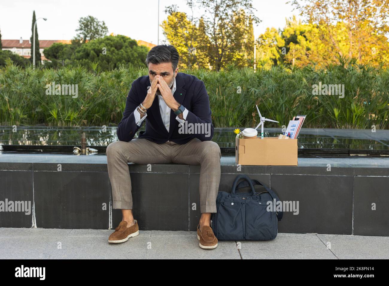 Worried man leaving office box hi-res stock photography and images - Alamy