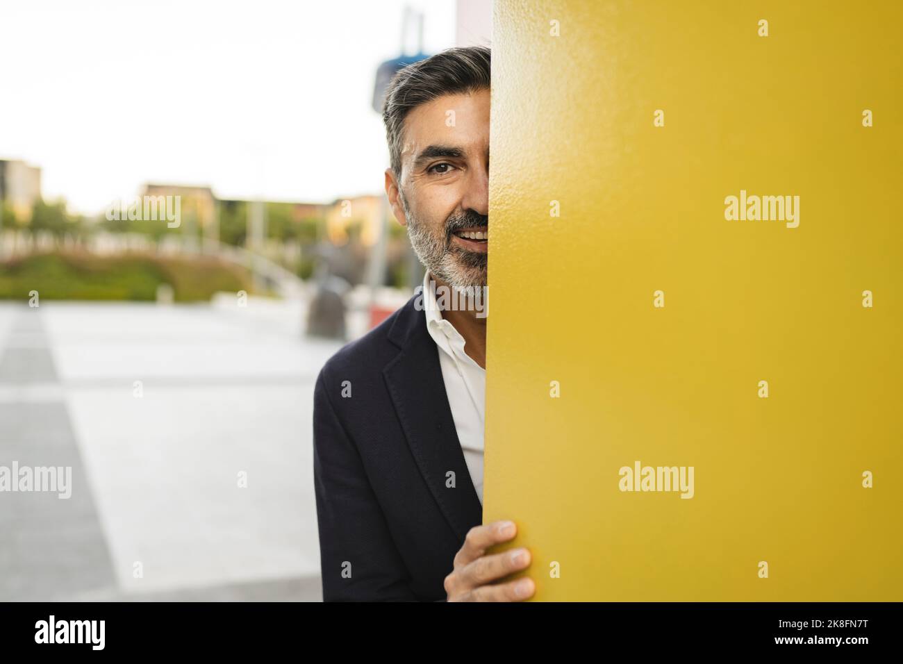 Man peeking behind hi-res stock photography and images - Alamy