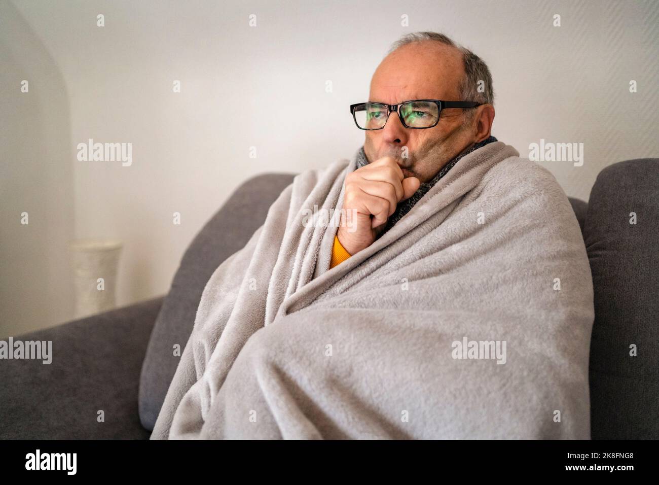 Freezing person blanket home hi-res stock photography and images - Alamy