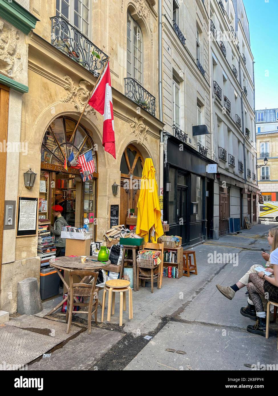Paris abbey bookshop hi-res stock photography and images - Alamy