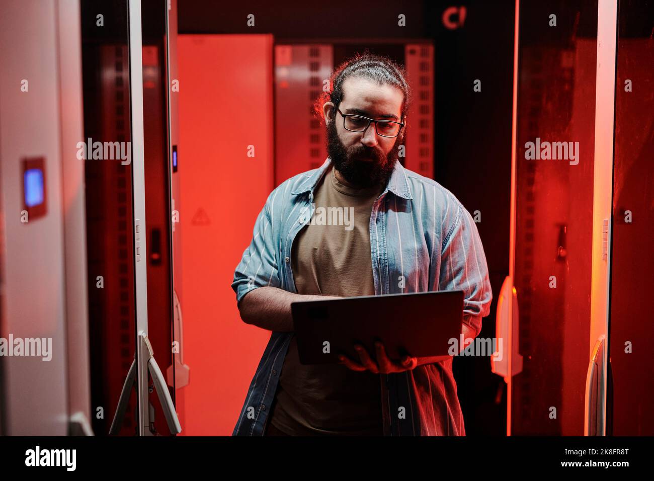 Data center support expert hi-res stock photography and images - Alamy