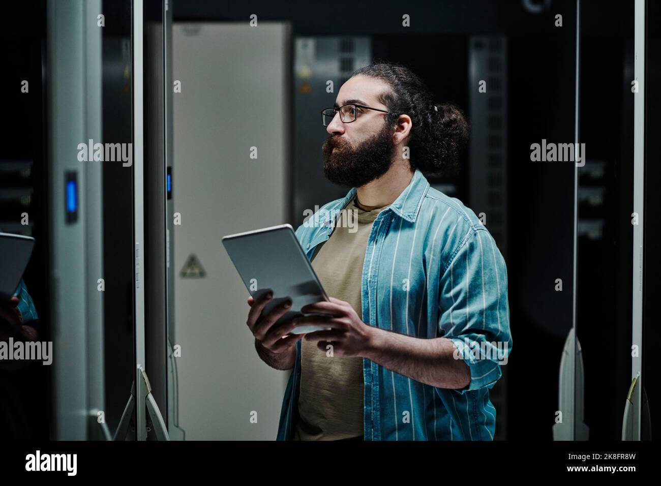 Data server room in center hi-res stock photography and images - Alamy