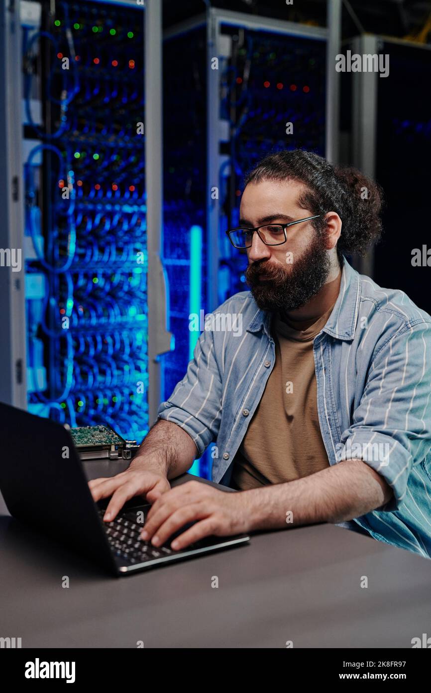 Engineering service desk hi-res stock photography and images - Alamy