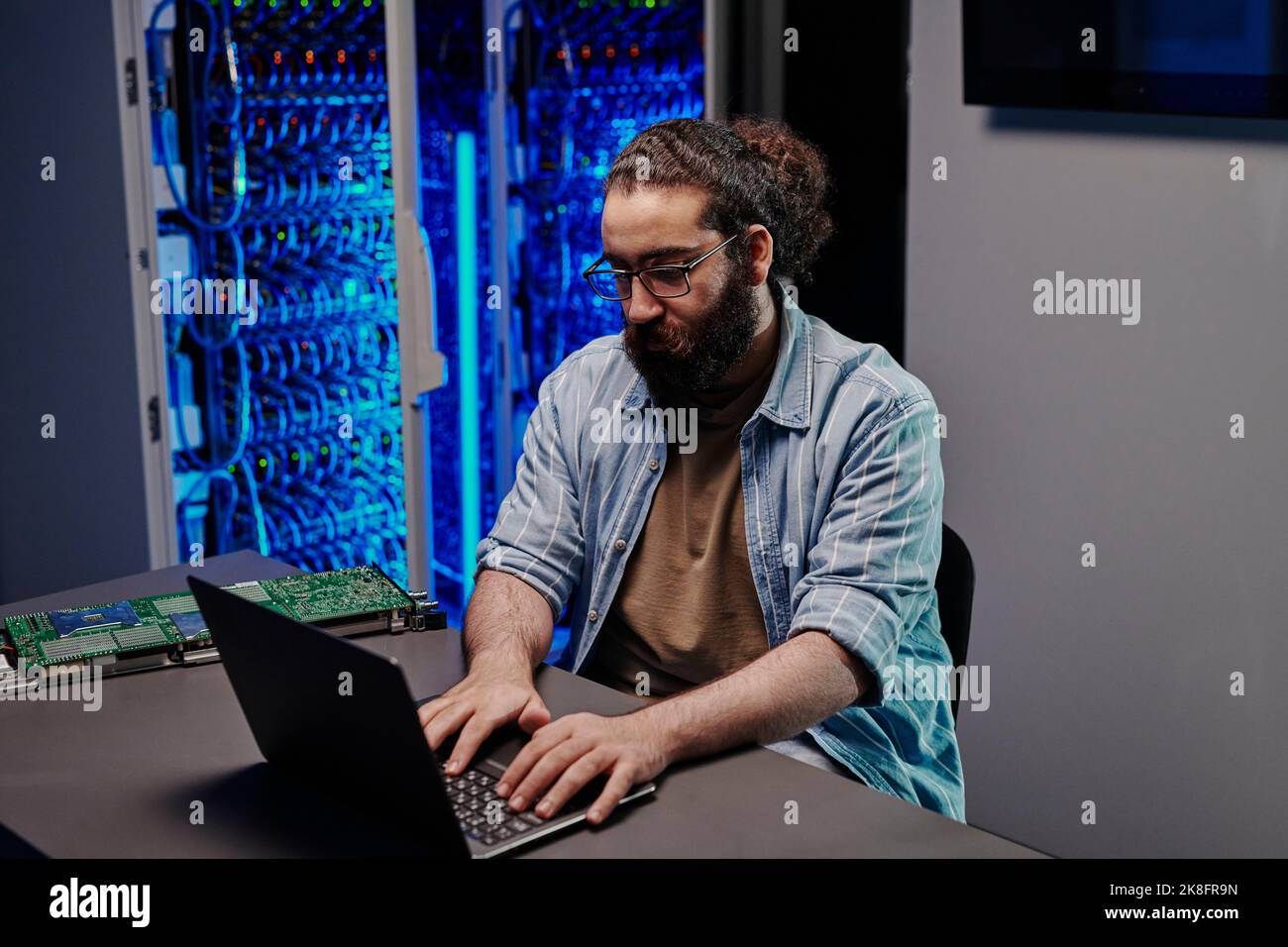 Expert data center technician hi-res stock photography and images - Alamy