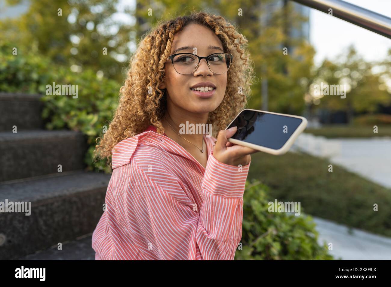 Young woman smartphone speech hi-res stock photography and images - Alamy