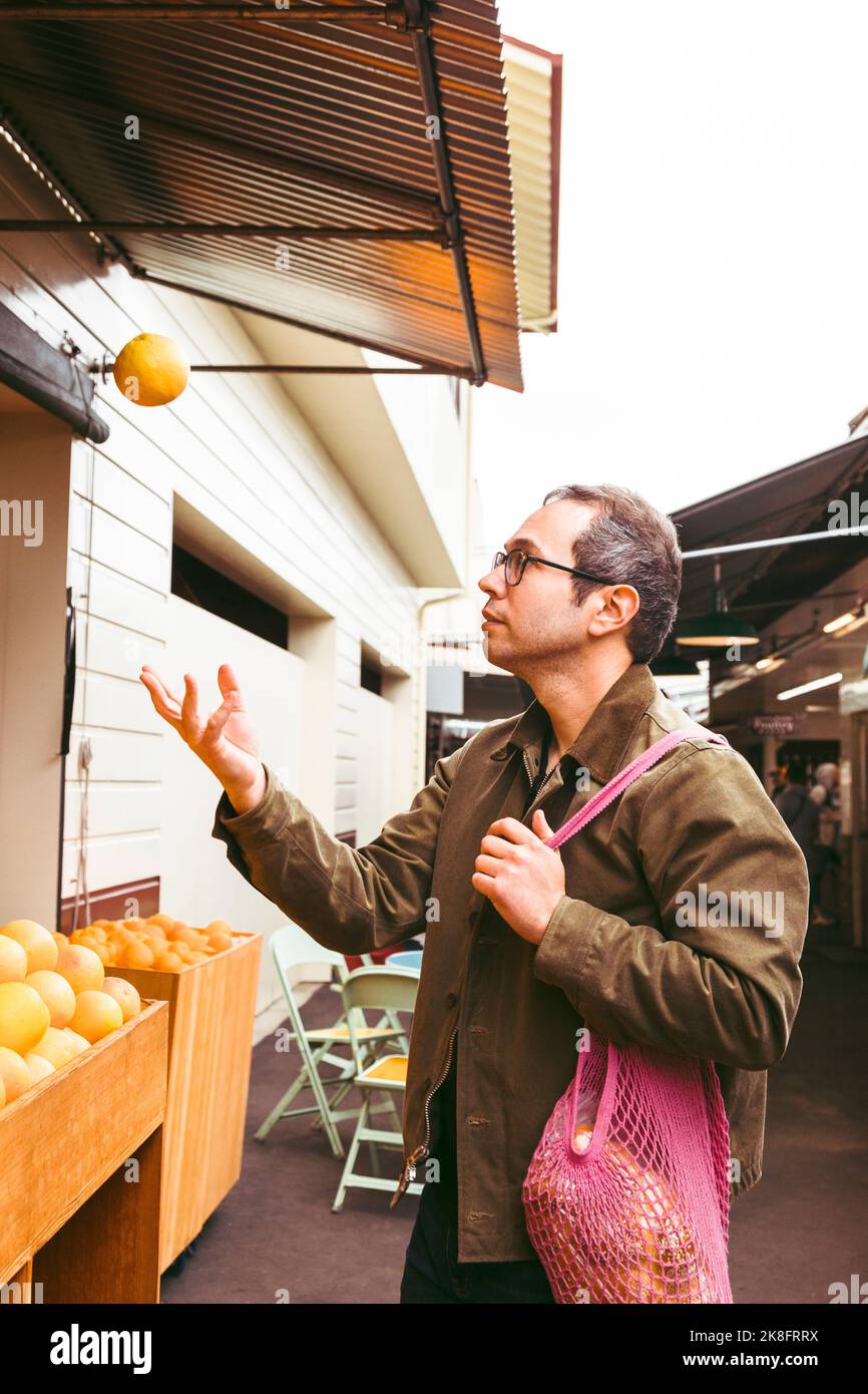 Customer catching hi-res stock photography and images - Alamy