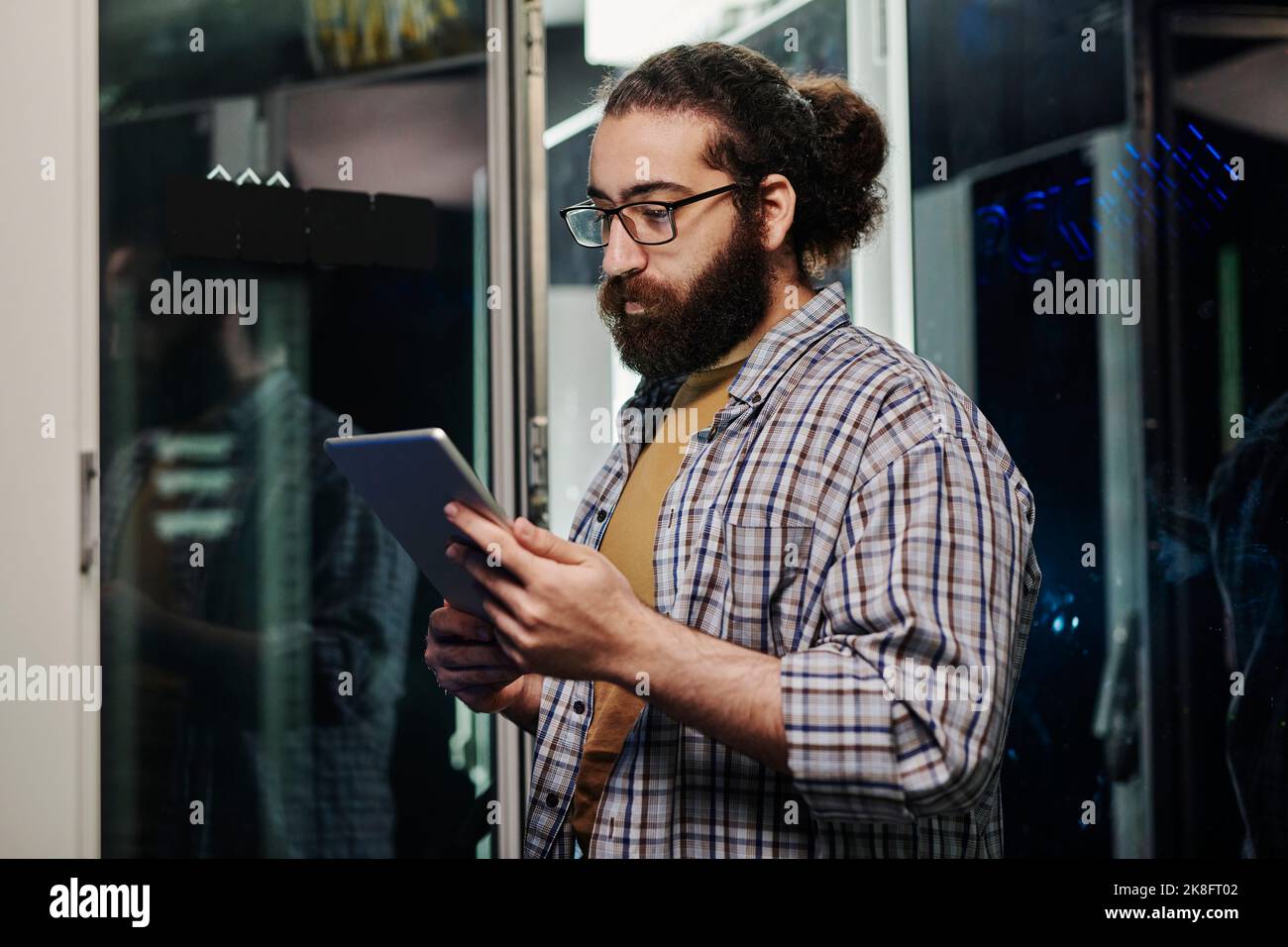 Technician computer glasses hi-res stock photography and images - Alamy