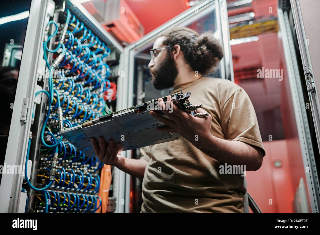 Man holding computer cables hi-res stock photography and images - Alamy