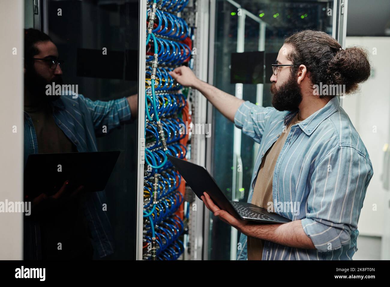 Connecting laptop hi-res stock photography and images - Alamy