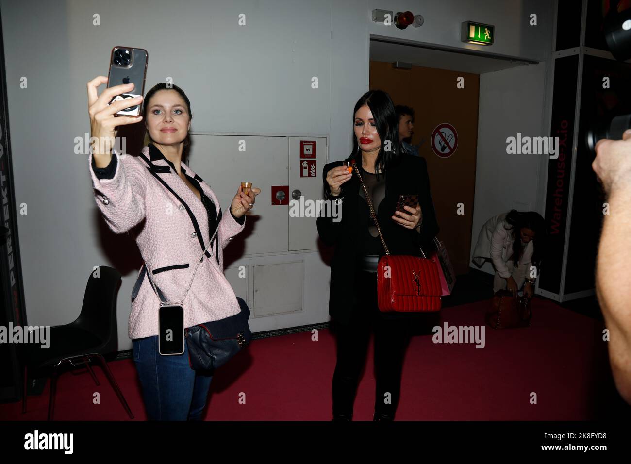 Yvonne Woelke und Djamila Rowe auf der 25. Venus Berlin 2022 in den ...